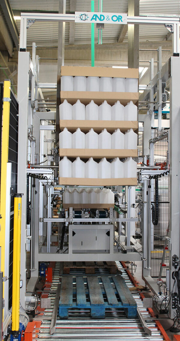 Empty and filled bottles palletizers. Collaborative robots | AND&OR